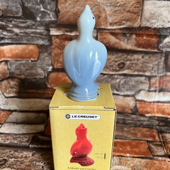 Le Creuset | Kitchen | Le Creuset Pie Bird Coastal Blue | Poshmark
